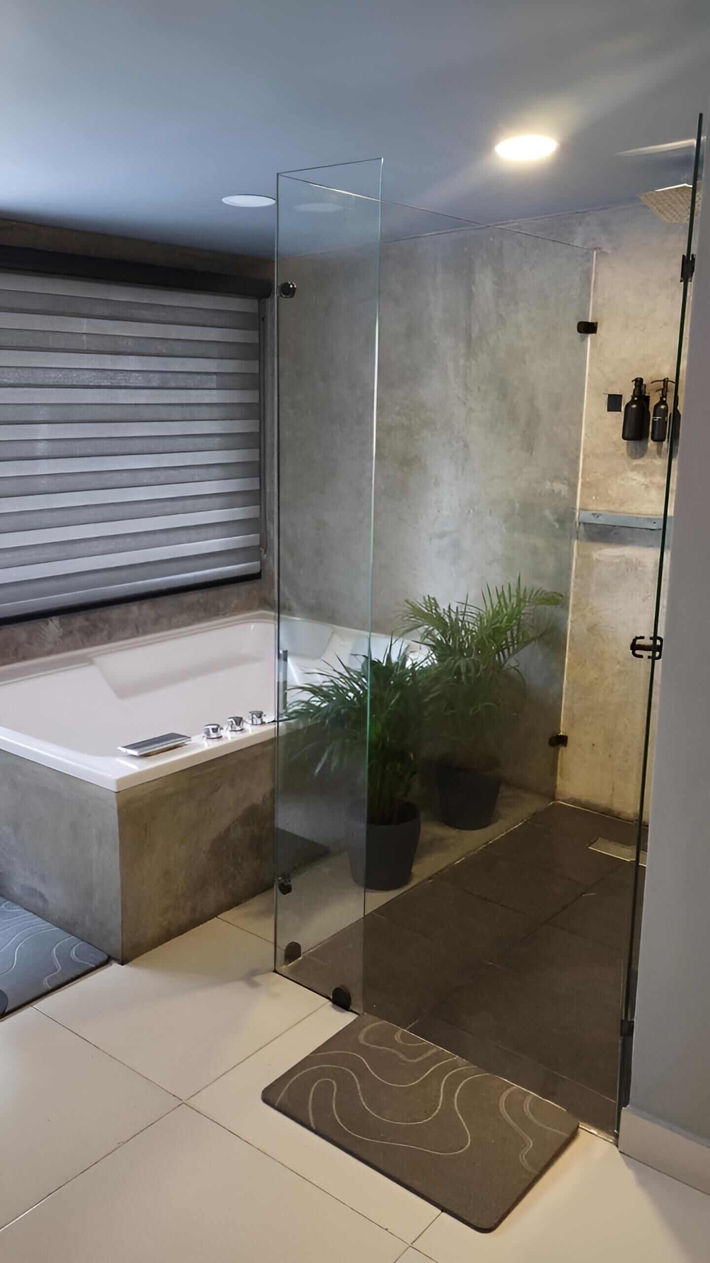 Suite de Luxo | Casa de banho | Um polibã, toalhas fornecidas, sabão, champô 