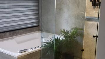 Suite de Luxo | Casa de banho | Um polibã, toalhas fornecidas, sabão, champô