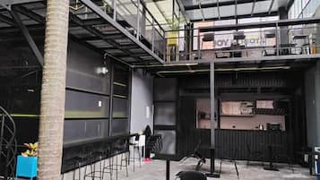 Uma área de bar moderna com escadas, assentos e uma placa visível com a inscrição