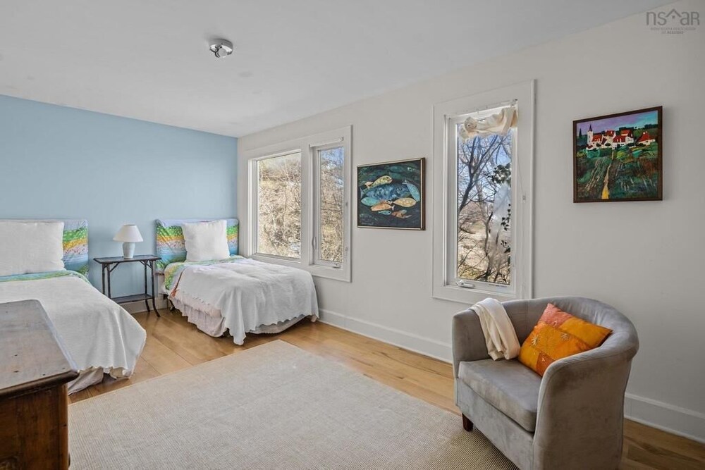 Large, modern Cape Cod style cottage in oceanside charming town ...