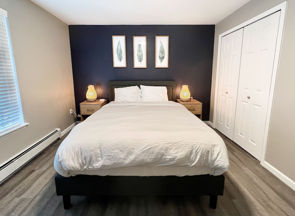 Spacious 1 Bedroom Apartment. Full Kitchen, In-unit Laundry. Free Parking. - Renton, WA