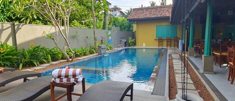 Piscina externa, espreguiçadeiras