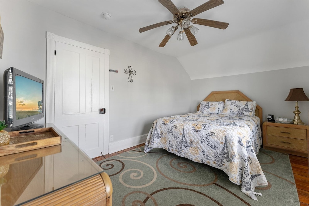232 W Pine Ave (4 Beds, 2 Baths) - Cape May