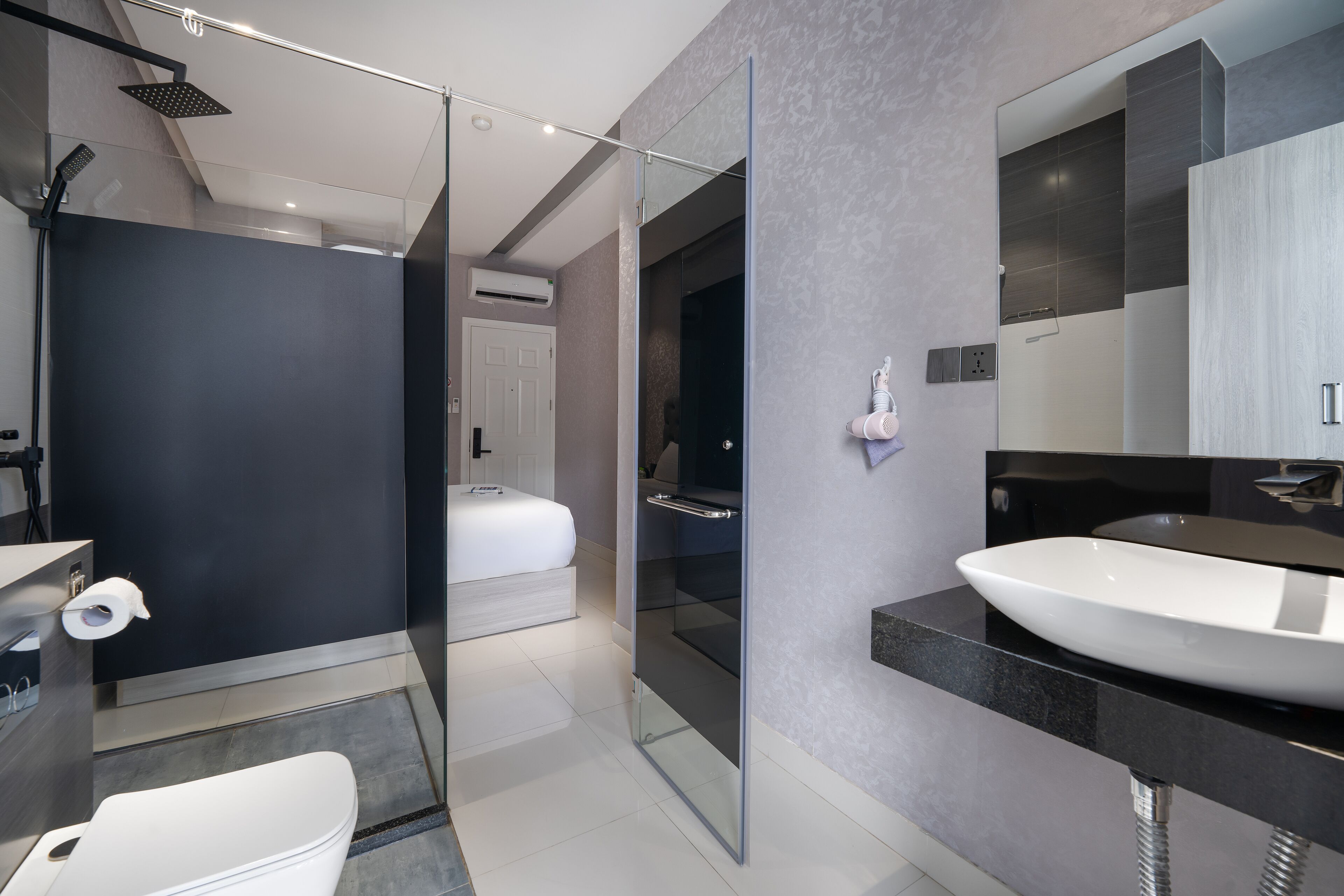 Quarto casal luxo, sacada | Frigobar, cofres nos quartos, cortinas blackout, quartos à prova de som