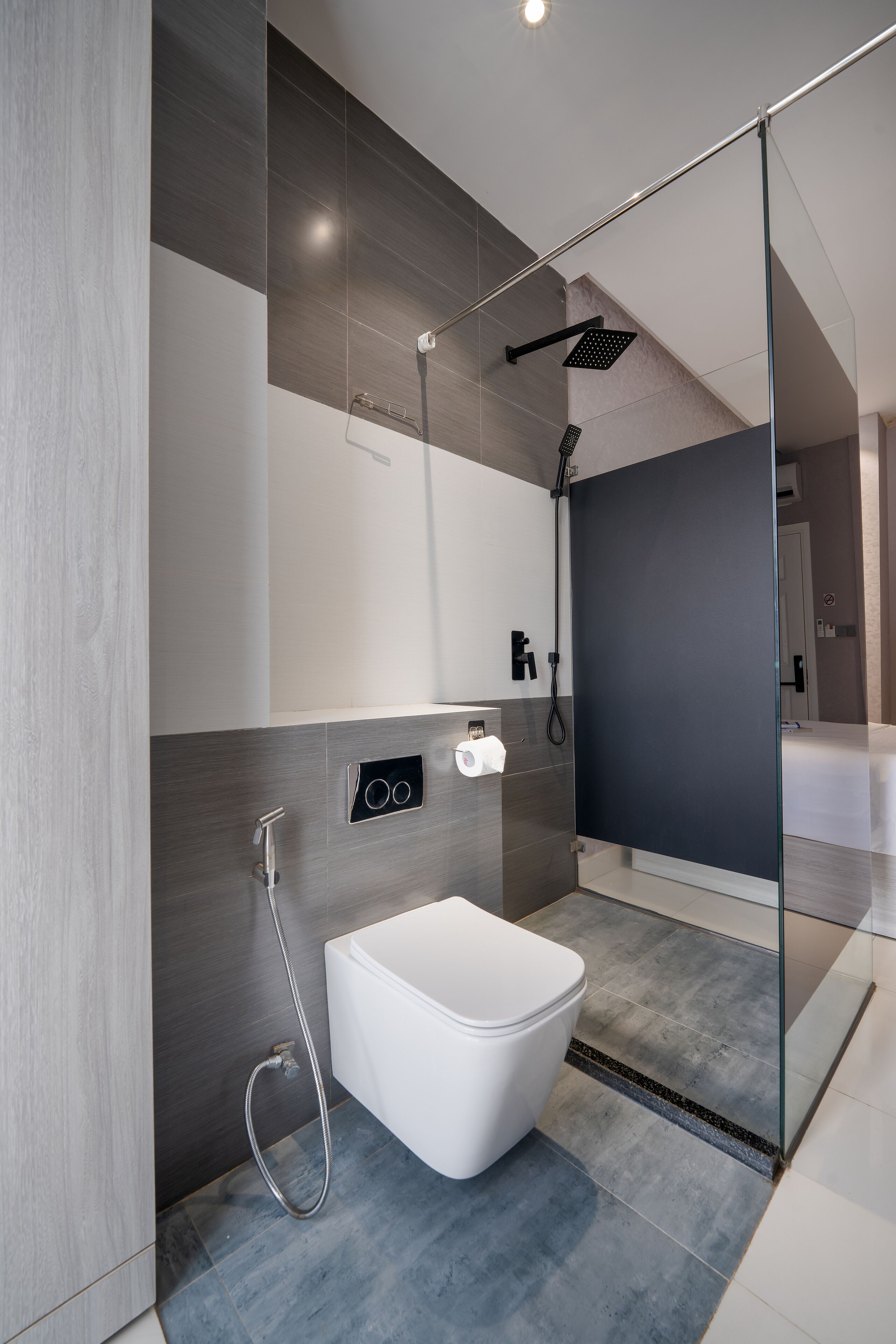 Quarto casal luxo, sacada | Banheiro | Chuveiro, produtos de toalete grátis, secador de cabelo, chinelos