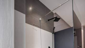 Quarto Duplo Deluxe, varanda | Casa de banho | Um polibã, artigos de higiene pessoal grátis, um secador de cabelo