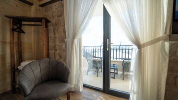 Quarto Familiar, varanda | 1 quarto, roupa de alta qualidade, quartos insonorizados, Wi-fi grátis