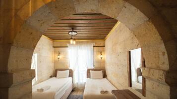 Quarto Familiar, varanda | 1 quarto, roupa de alta qualidade, quartos insonorizados, Wi-fi grátis