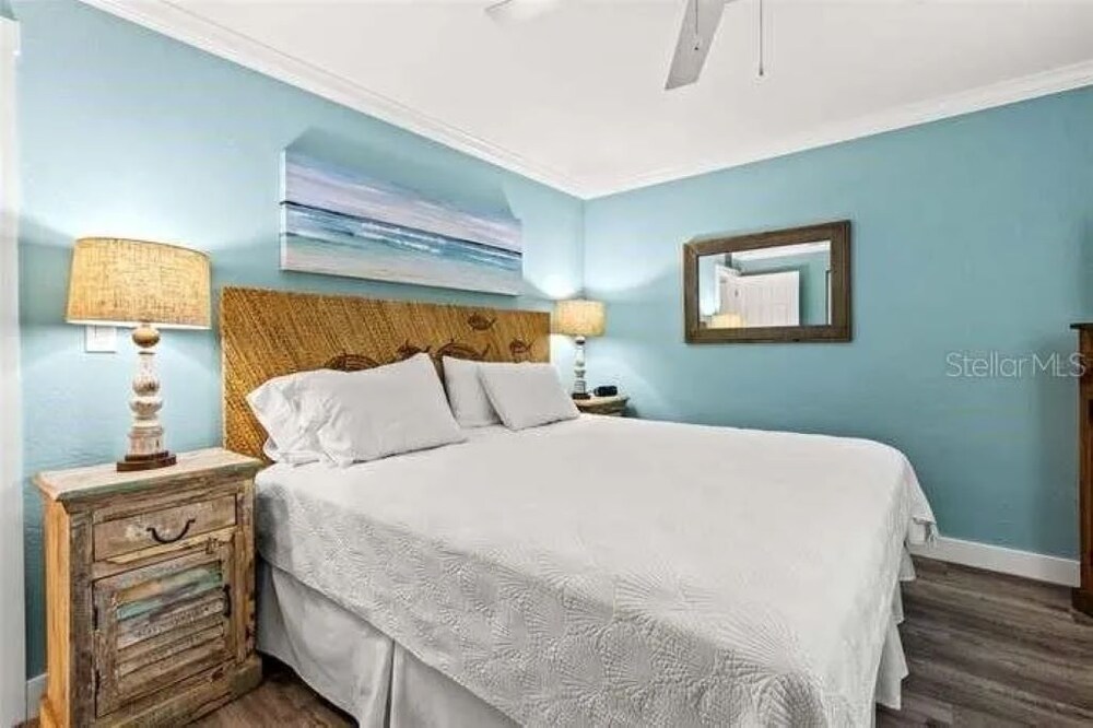 Short walk to Upham Beach! Ask about spring/summer 2025 multi-month ...