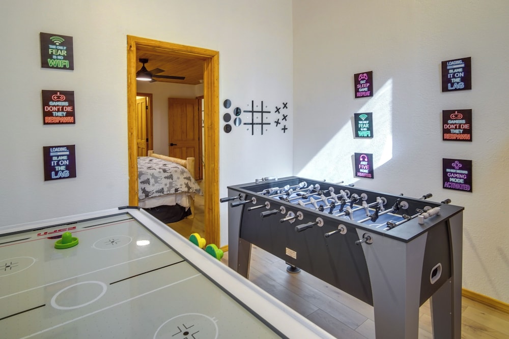 Big Bear Lake Retreat W/ Game Room: 1 Mi To Slopes - Big Bear, CA