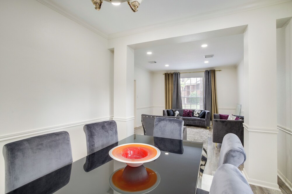 Spacious Houston Home W/ Patio, Grill & Fireplace! - Houston, TX