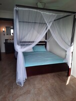 1 quarto, roupas de cama premium, cofres nos quartos, cortinas blackout