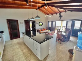 Villa de Luxo, vista para a montanha | Cozinha privada | Uma chaleira elétrica, liquidificador, forno de mesa