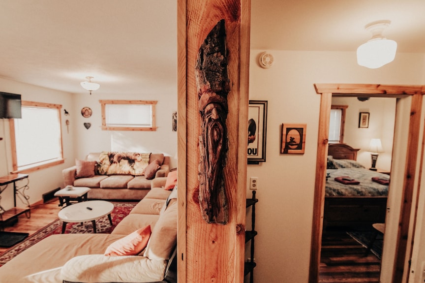 Relax In "Big Sky" Style Just 3 Blocks From The Symes Mineral Soaks! - 溫泉