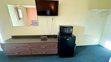 Quarto básico | Área de estar | TV de tela plana 36 polegadas com canais a cabo