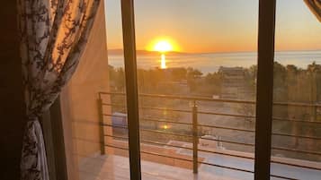 Quarto Triplo Familiar, vista para a praia | Wi-fi grátis, roupa de cama fornecida