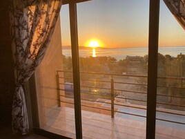 Quarto casal básico, 1 quarto, vista para a piscina | Individualmente mobiliados, Wi-Fi de cortesia, roupa de cama