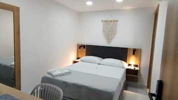 Quarto casal conforto | Roupas de cama premium, cofres nos quartos, escrivaninha