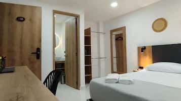 Quarto casal luxo | Roupas de cama premium, cofres nos quartos, escrivaninha