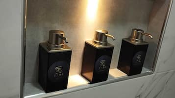 Chuveiro, chuveiro com efeito de chuva, produtos de toalete grátis