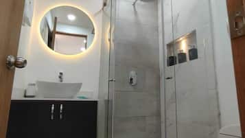 Quarto casal conforto | Banheiro | Chuveiro, chuveiro com efeito de chuva, produtos de toalete grátis