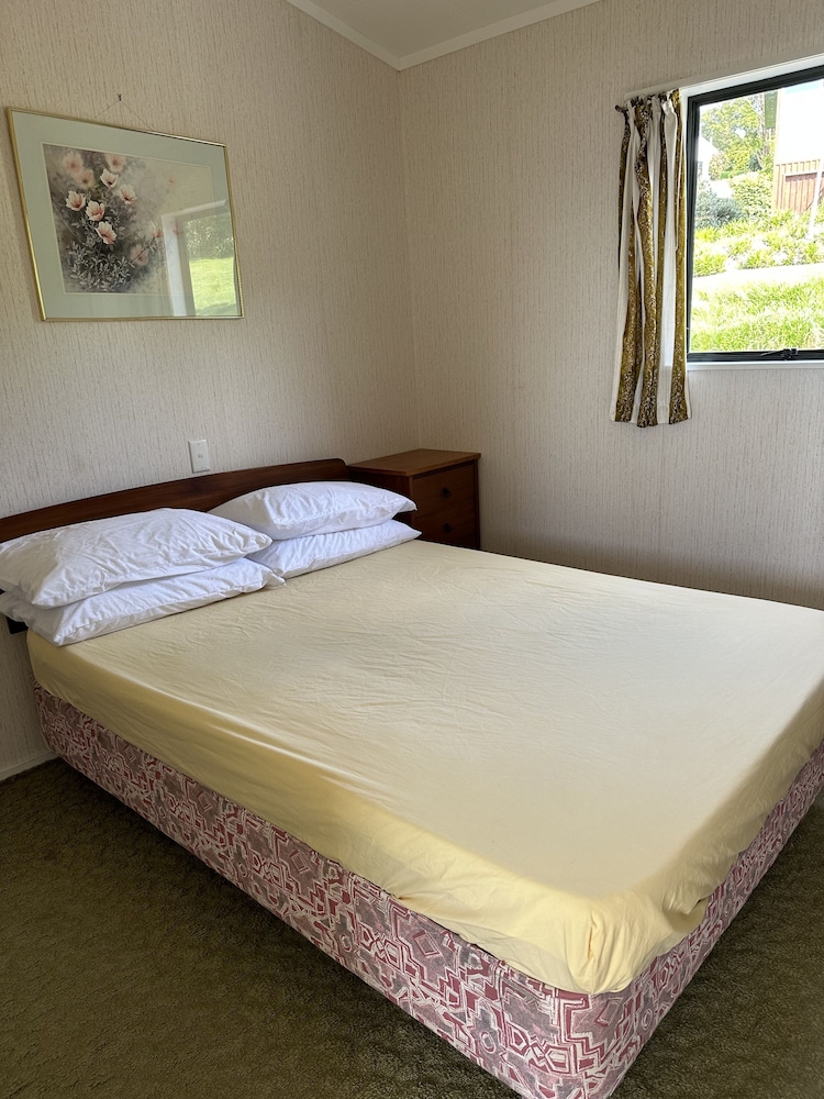 Retro Lakeside Retreat - Pokura Pa | Vrbo