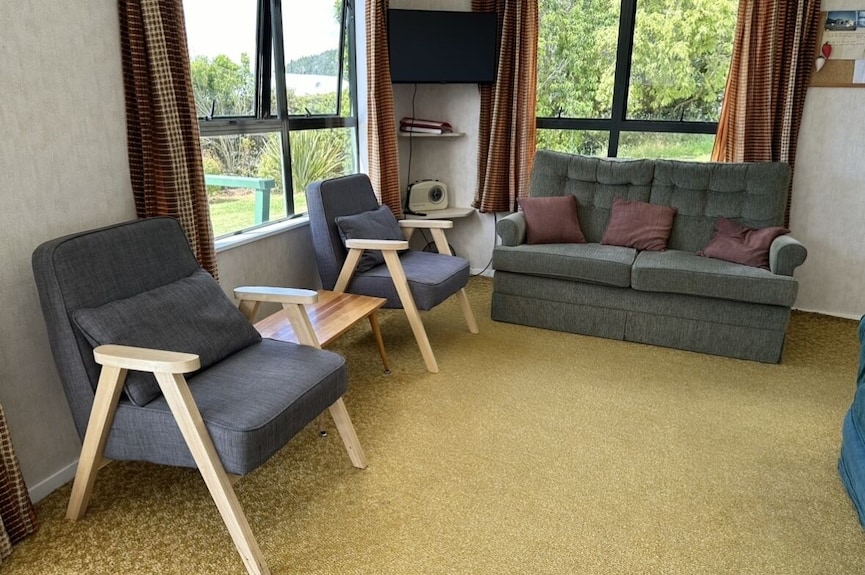 Retro Lakeside Retreat - New Zealand