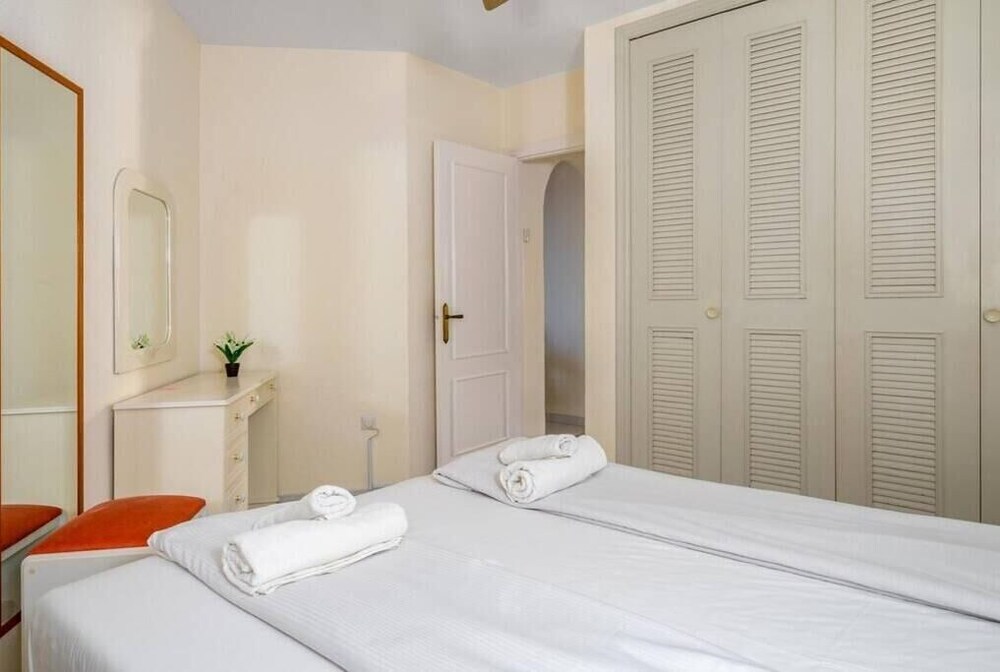 Riviera Charm: 2br Retreat With Terrace, Pool - Calahonda