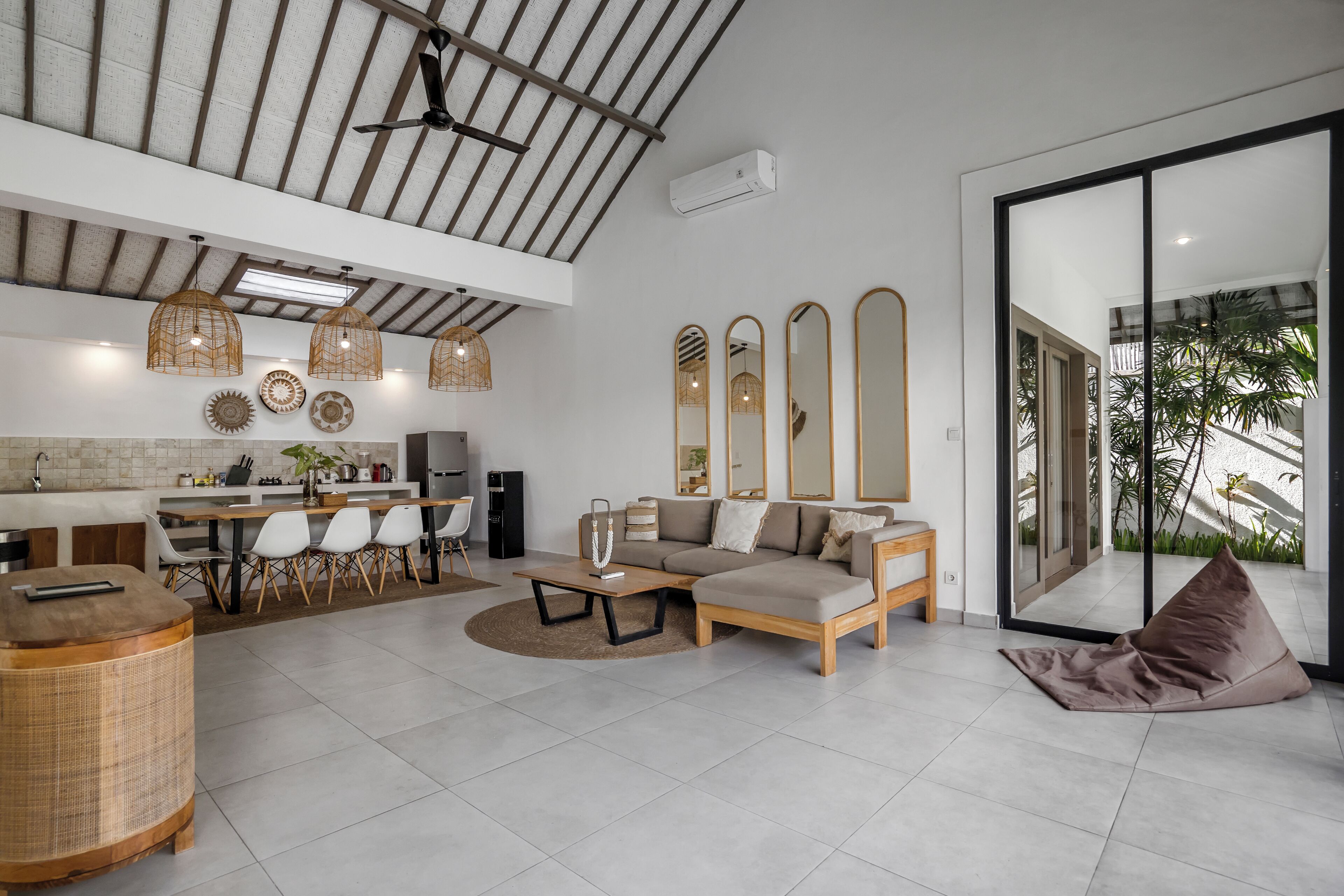 Villa Deluxe, 3 quartos, piscina privativa, vista para o jardim | Sala de estar | Smart TV de 32 polegadas com canais digitais 