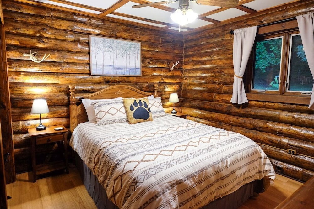 Charming cabin getaway in the woods, private trails, only 20 mins from ...