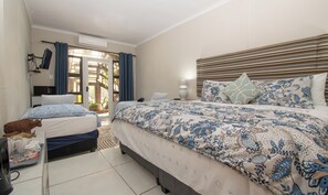 Quarto Triplo Familiar | Roupa hipoalergénica, minibar, com decoração personalizada 