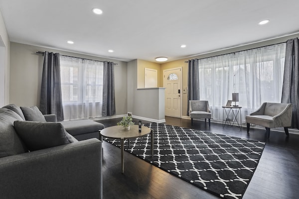 Charming Retreat In The Heart Of Des Plaines 3 Bedroom Residence By Redawning - Prospect Heights, IL