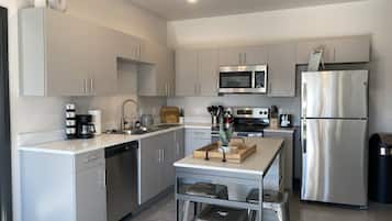 Apartamento Signature em Condomínio Fechado, 3 quartos, cozinha, Vista para a cidade | Cozinha privada | Um frigorífico, um micro-ondas, uma placa de cozinha