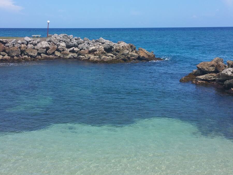 Praia particular nas proximidades, areia branca, espreguiçadeiras