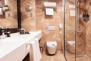 Quarto Duplo Standard | Casa de banho | Um polibã, um chuveiro fixo, um secador de cabelo, chinelos
