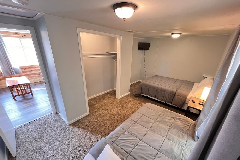 Cozy Sleeping Bear Dunes Cabin - Beulah, MI