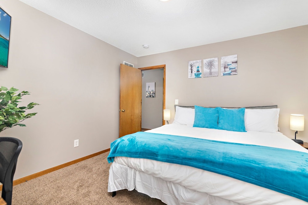 Oak Haven: 3 King Beds + 1 Queen Bed Fast Wi-fi + Free Parking - Sleeps 8 People - Belton, MO