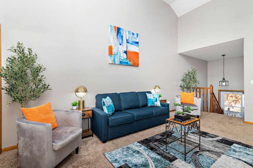 Oak Haven: 3 King Beds + 1 Queen Bed Fast Wi-fi + Free Parking - Sleeps 8 People - Belton, MO