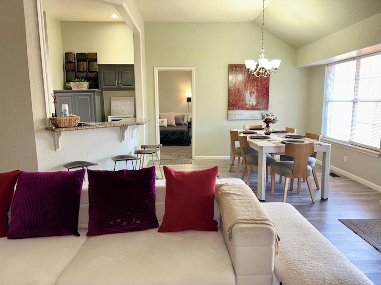 Lovely Central Edmond Home 4bed 2bath - Edmond, OK