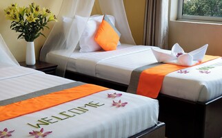 Secretária, secretária adequada para computadores portáteis 