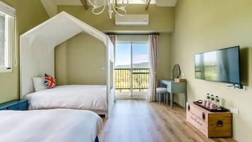 Quarto com duas camas, TV, escrivaninha e vista para o exterior.