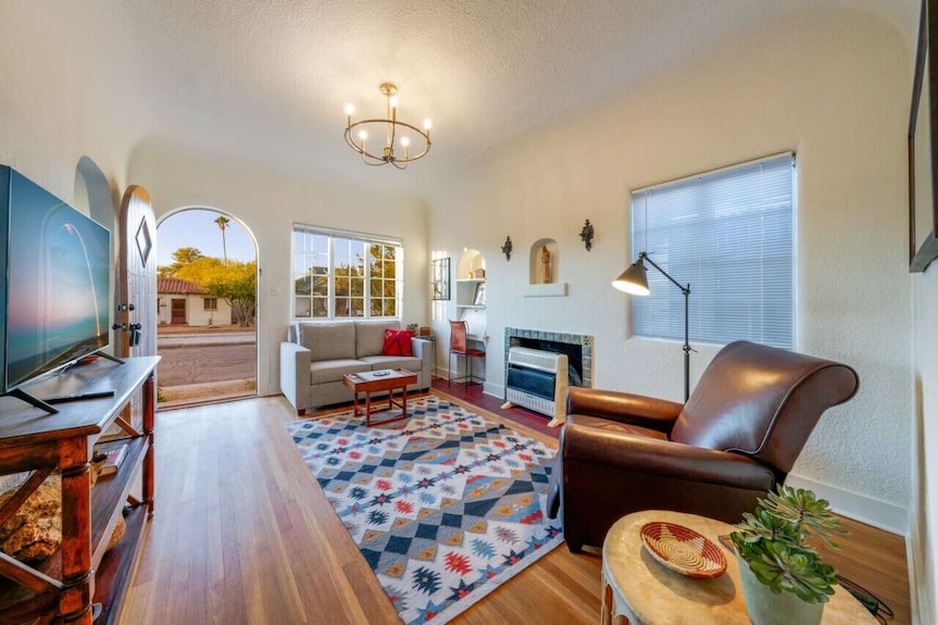 Charm / 1 Br 1 Ba / Near 4th Ave / Walk To U Of A - Tucson, AZ