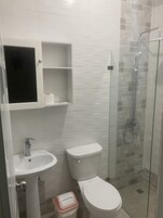 Quarto Individual Deluxe | Casa de banho | Toalhas fornecidas 