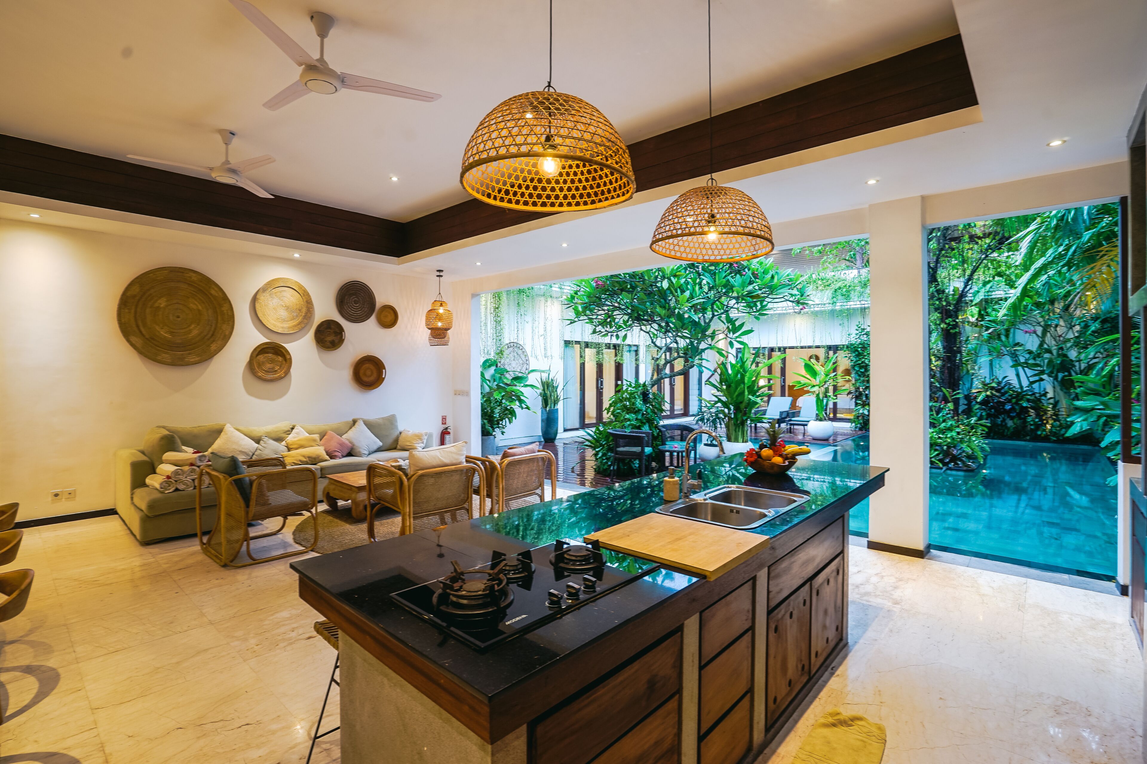 Vila superluxo, 4 quartos, piscina particular, vista para a piscina | Vista para o jardim