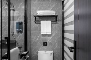 Quarto casal ou duplo empresarial | Banheiro | Produtos de toalete de grife, secador de cabelo, roupões de banho