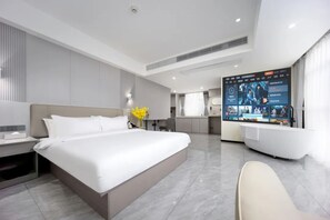 Quarto triplo romântico | Frigobar (abastecido com alguns itens grátis), escrivaninha