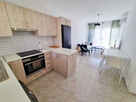 Apartamento standard | Cozinha privada | Geladeira, micro-ondas, fogão, cooktop