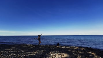 Na praia, praia de areia negra