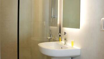 Apartamento | Casa de banho | Uma combinação polibã/banheira, chinelos, toalhas fornecidas