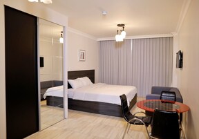 Quarto luxo, 1 cama King | Cortinas blackout, quartos à prova de som, ferros/tábuas de passar roupa